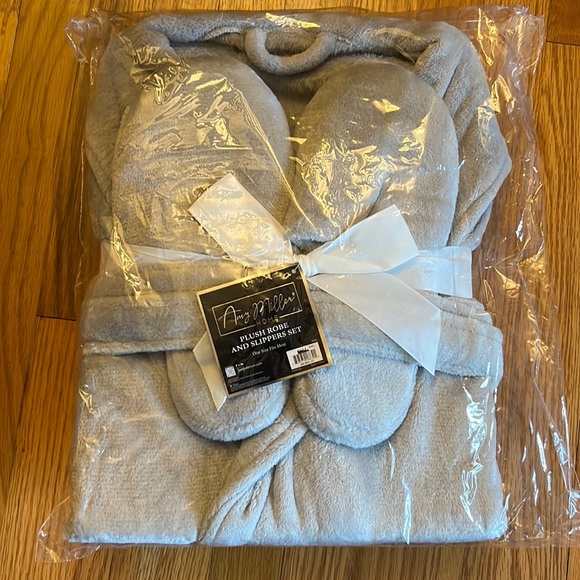 Amy Miller | Bath | Amy Miller Home Collection Plush Robe W Slippers ...